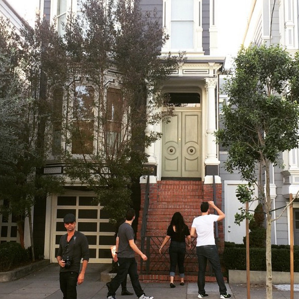 John Stamos Visited Full House Home...Incognito! See the Pic! | E! News John Stamos Visited Full House Home...Incognito! See the Pic! | E! News